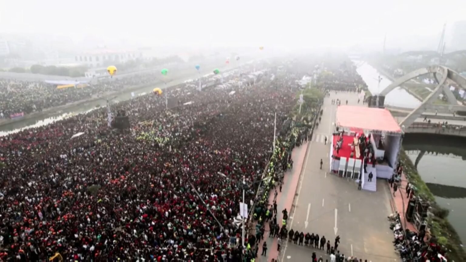 Tareque Rahman nears mass reception venue, crowd waves on the way to ...